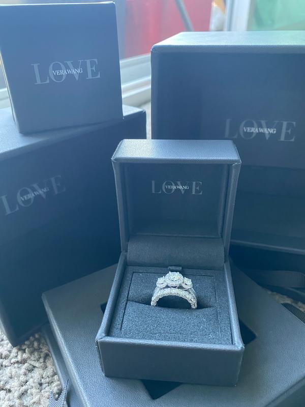 Vera Wang Love Collection 1-1/5 CT. T.W. Diamond Band in 14K Vera Wang Love Collection 1-1/5 CT. T.W. Diamond Band in 14K